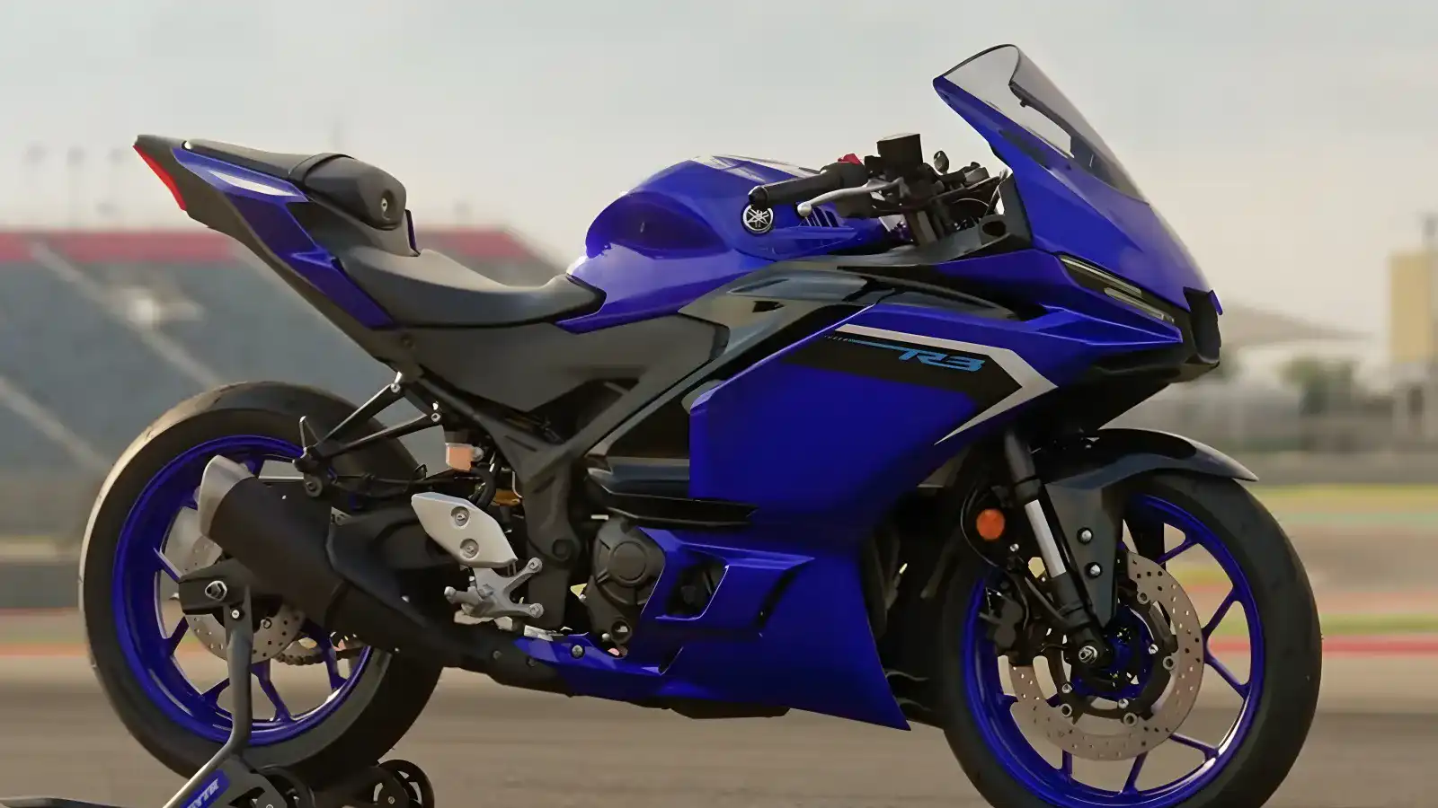 2025 Yamaha R3 - iPhone16